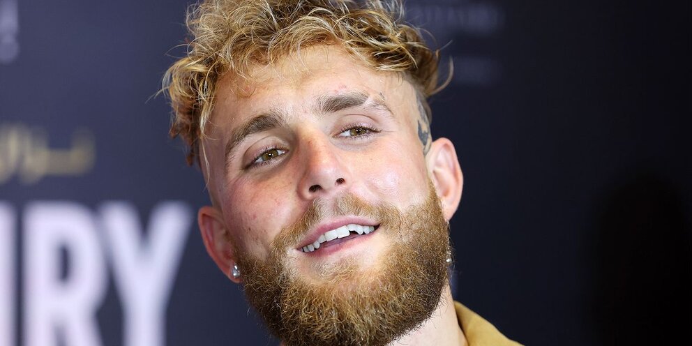 Рэпер Lil Pump скорчился от боли после удара по животу от Джейка Пола ...