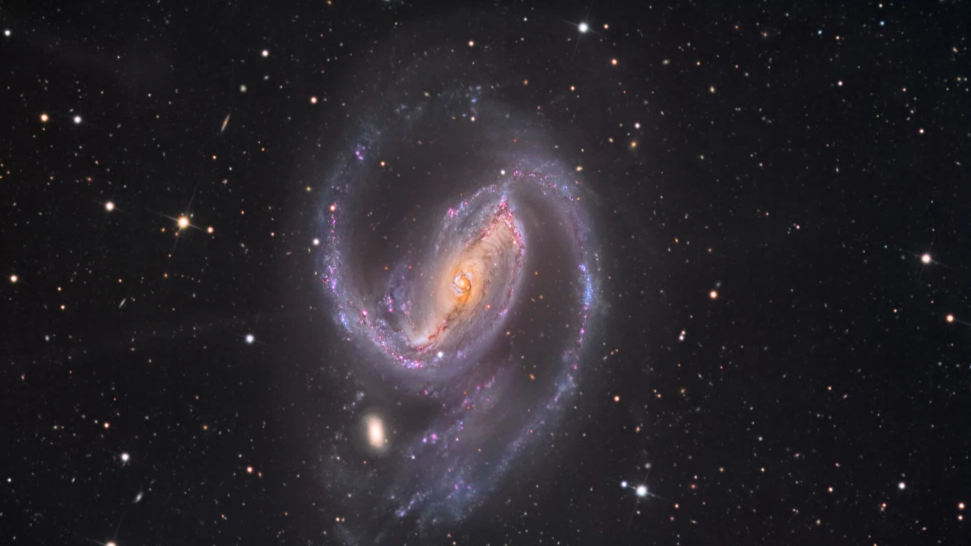 Спиральная галактика NGC 1097 сияет в южном небе, на расстоянии около ...