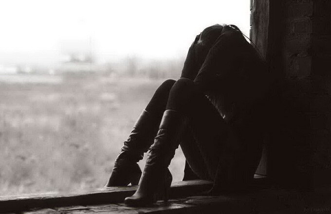 Под Волгоградом пьяная молодая женщина выпала с балкона пятого этажа ...