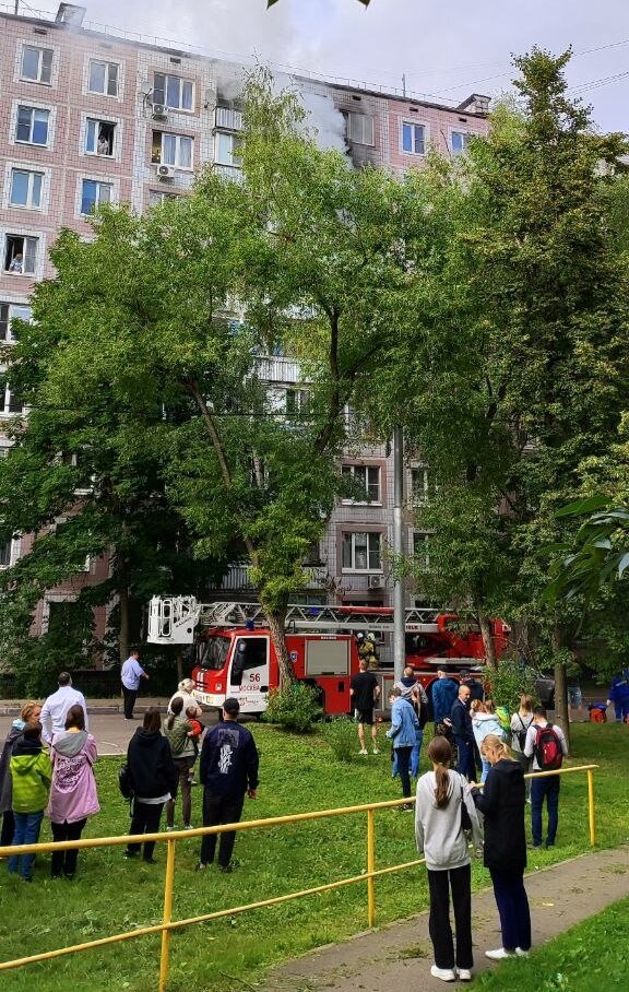 «Закурили уснули и всё Женщина выпрыгнула из окна 7 этажа горящего