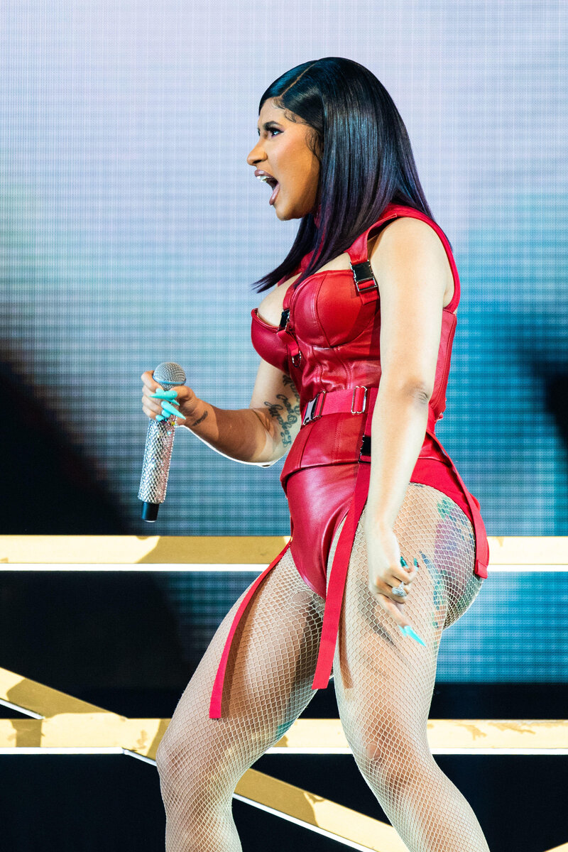 Карди Би в мятном комбинезоне подчеркнула «верблюжью лапку» — это привлекло тысячи глаз | Wday ...