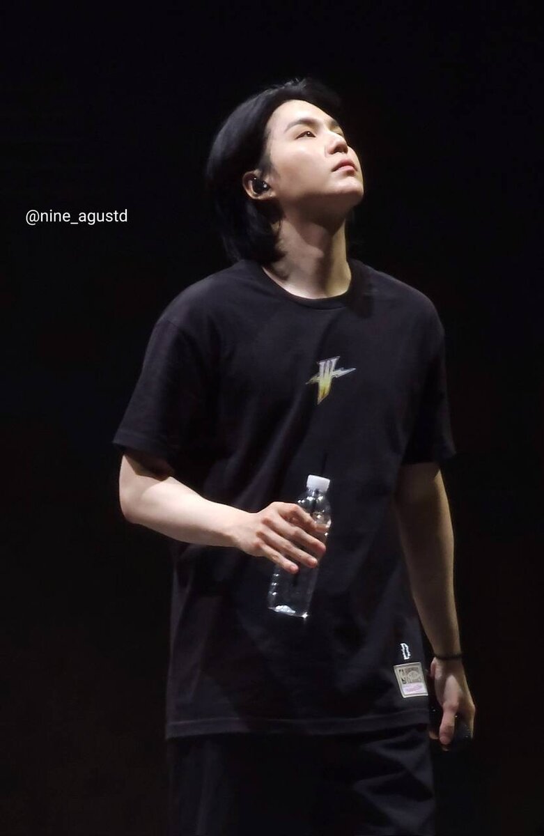 D-Day The Final. Стартует серия финальных концертов Шуги (Suga) из BTS, что происходит у арены ...