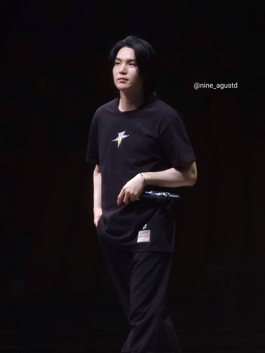 D-Day The Final. Стартует серия финальных концертов Шуги (Suga) из BTS, что происходит у арены ...