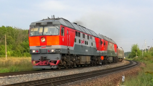 ТЭП70-0489 с перегоняемым ТЭП70БС-149 и скорым поездом Волгоград ...