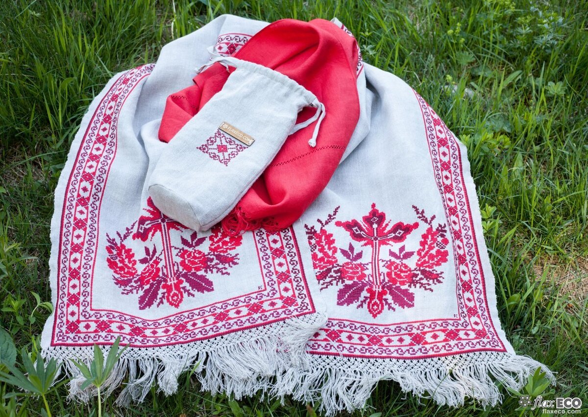 Мне? Конечно надо! Это же рушник!!! Самый настоящий, родовой, бабушка ...