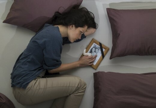 Траурная ленточка на фотографии: с какой стороны крепят на портрет ...