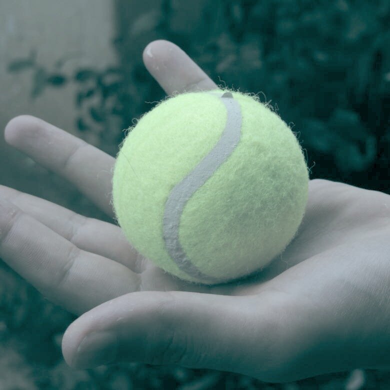 Всего 7 легких упражнений с теннисным мячом и суставы в порядке, не ...