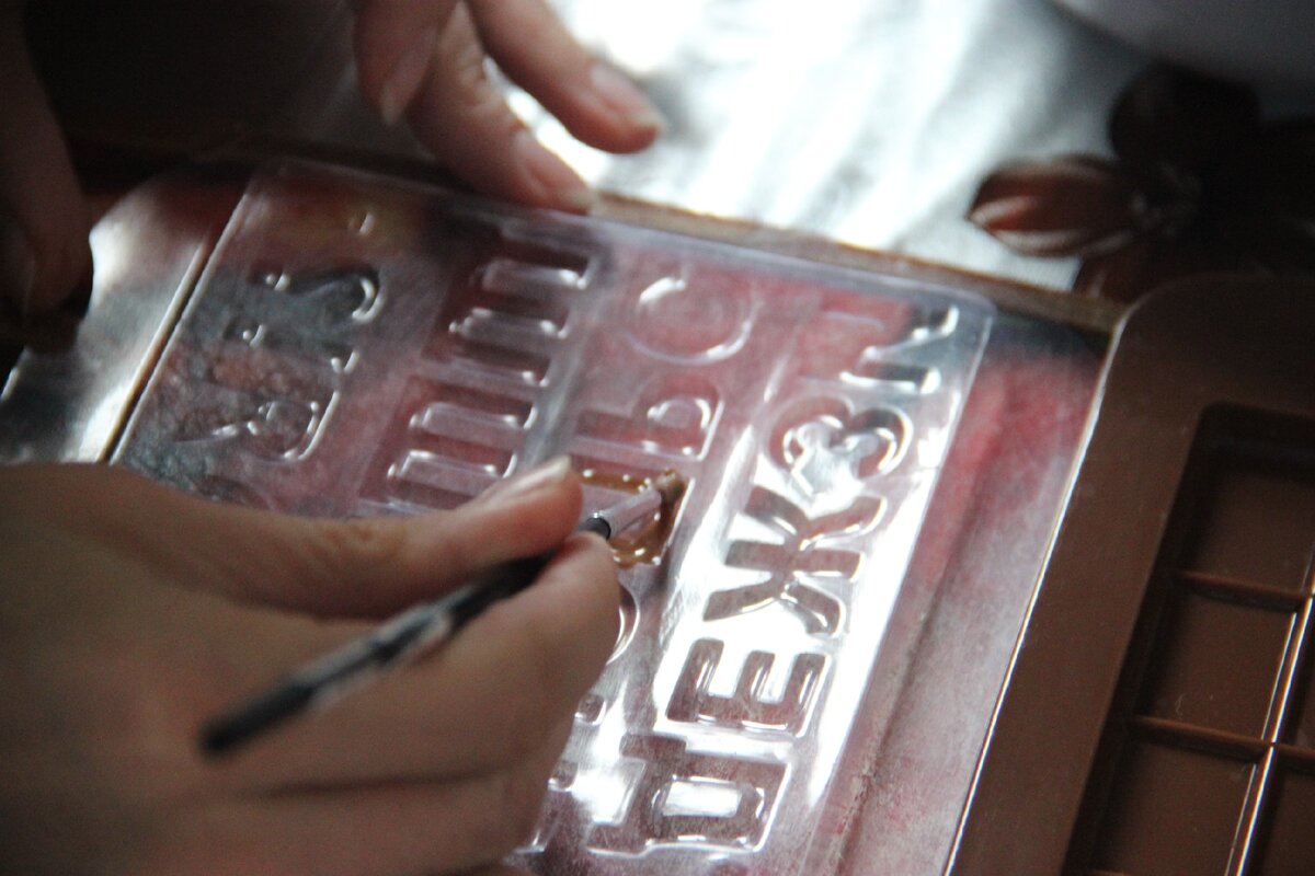 Супруга решила сделать плитку шоколада собственного производства. Показываю и объясняю весь ...