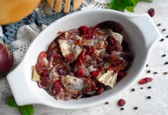 Сельдь в масле с луком и клюквой | Кулинарные рецепты | Дзен