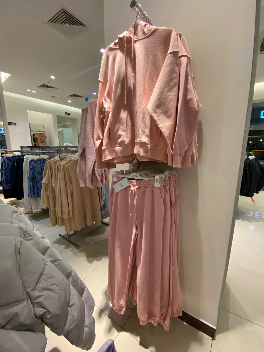 Oodji продолжает шить старомодную одежду, но уже разбавляя современной ...