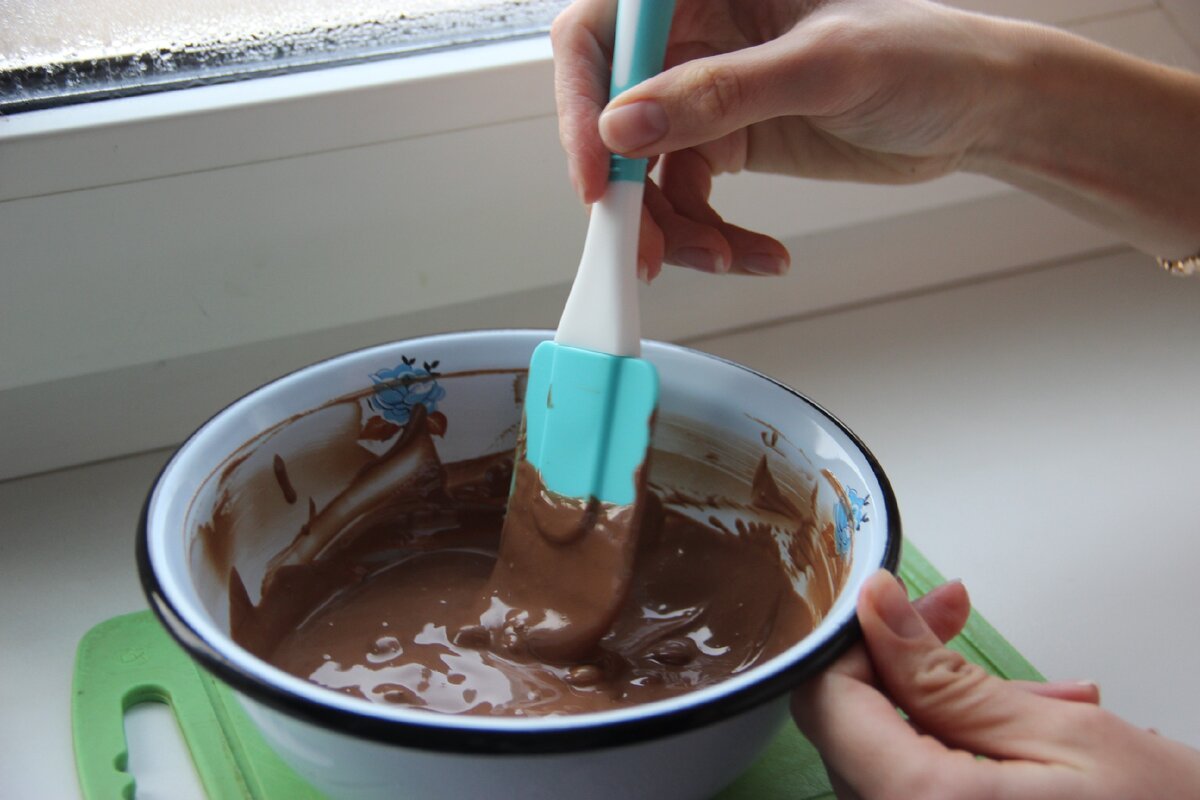 Супруга решила сделать плитку шоколада собственного производства. Показываю и объясняю весь ...