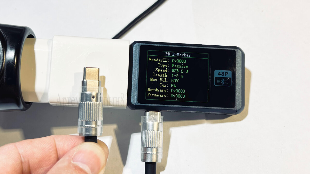В USB кабеле вполне может находится ЧИП.Зачем он там и для чего нужен ...
