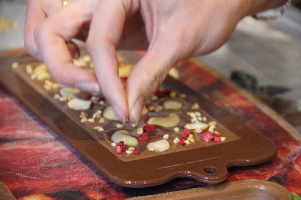 Супруга решила сделать плитку шоколада собственного производства. Показываю и объясняю весь ...