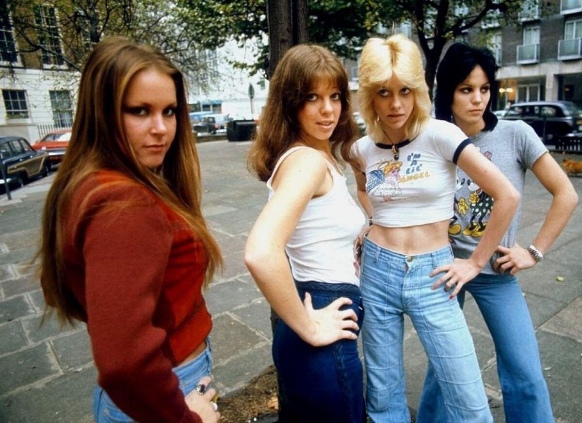 The Runaways – рок-группа из школьниц, покоривших мир хитом «Cherry ...