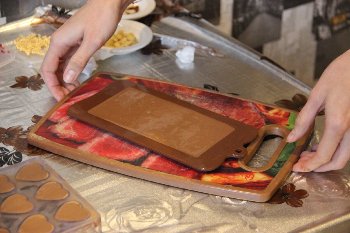 Супруга решила сделать плитку шоколада собственного производства. Показываю и объясняю весь ...