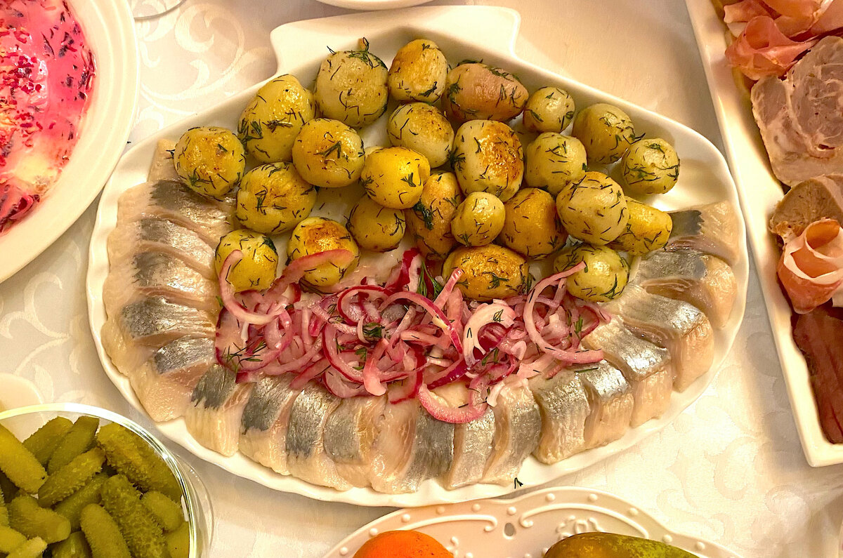 Застолье: обзор праздничного стола, чем угощала родных и как отметили ...