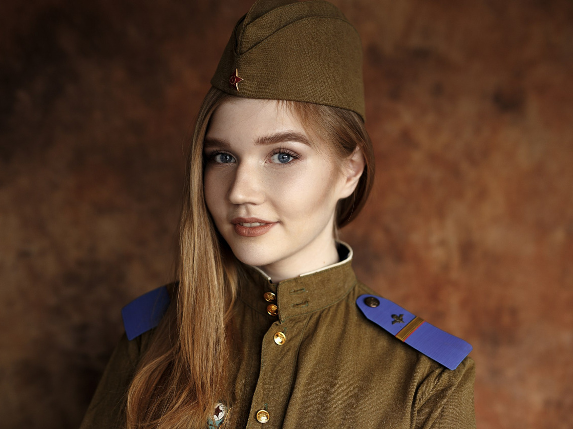Пилотка вместо шлема и кираса с «мышцами». Самые странные армейские ...