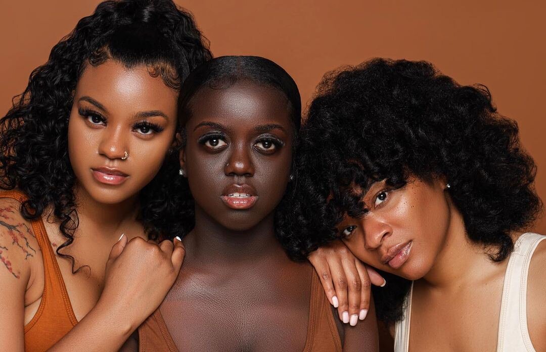 Её травили в школе, а мама "задушила" гиперопекой, но она стала первой ...