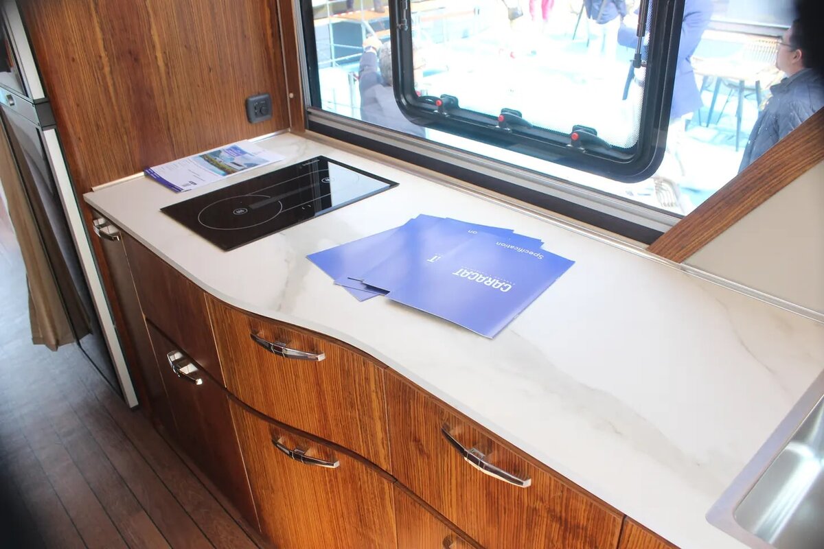 Шестиместный электро-катамаран – отличное решение для жизни на суше или ...