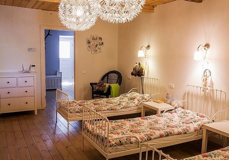 Дом из сельской школы: камины и печь для обогрева, второй этаж для ...