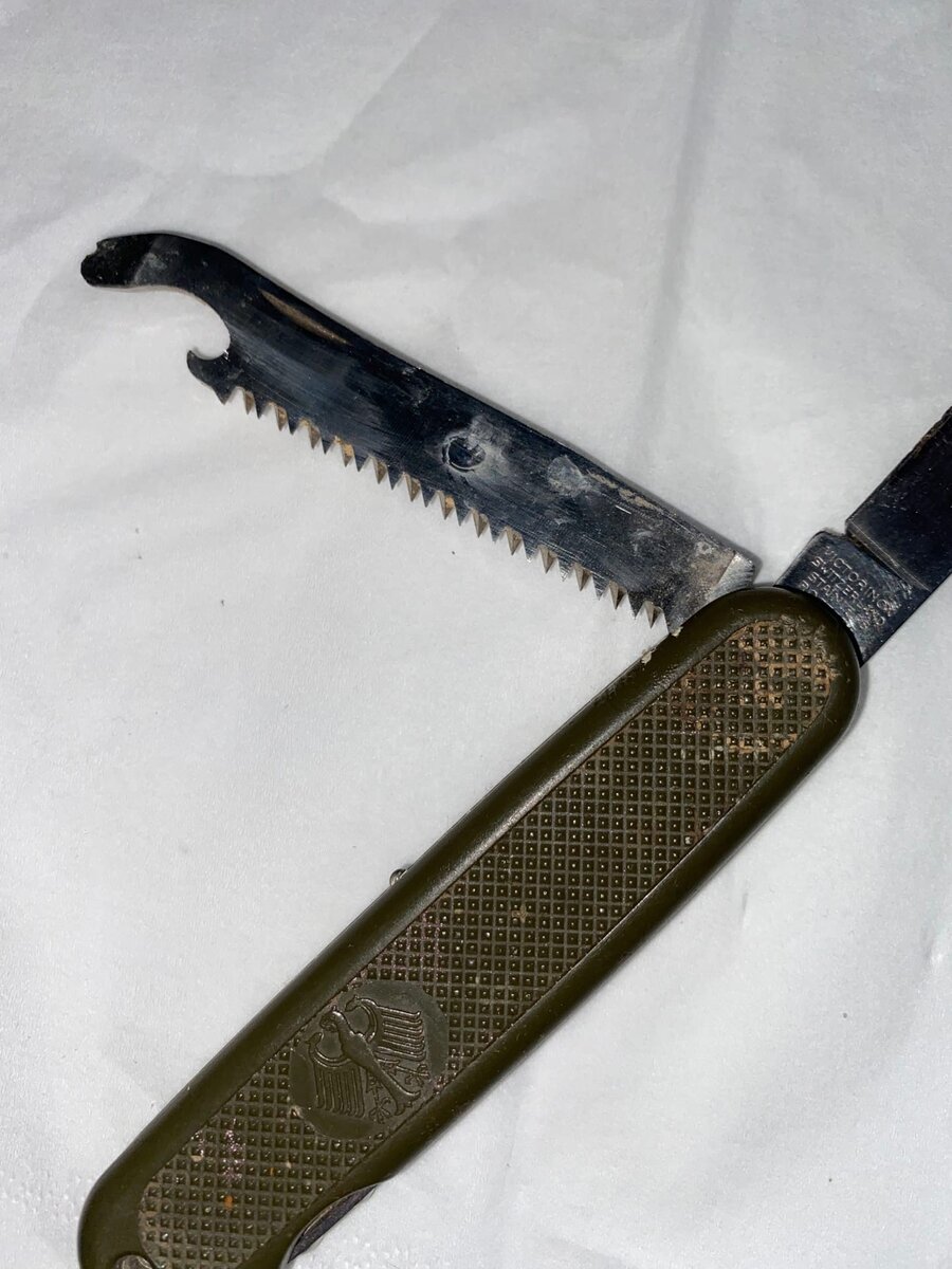 Показываю солдатский, складной нож Victorinox, который входит в ...