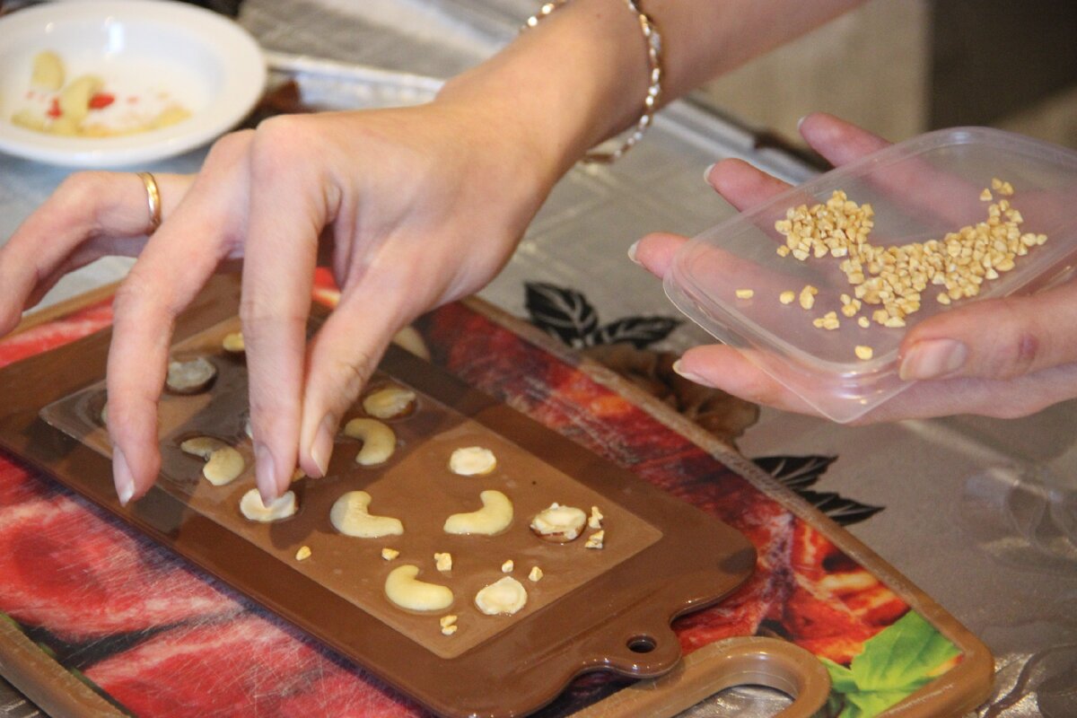 Супруга решила сделать плитку шоколада собственного производства. Показываю и объясняю весь ...