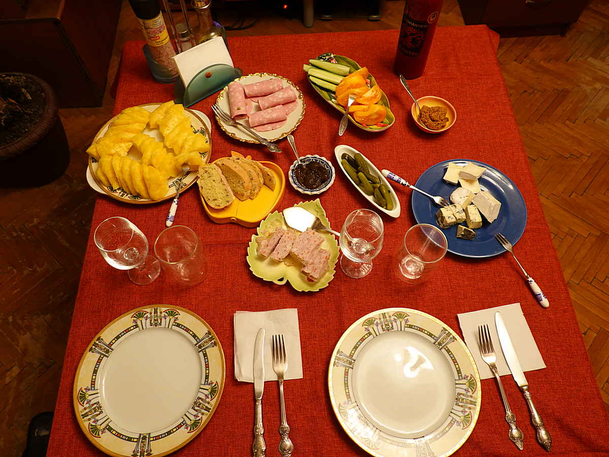 Весь наш новогодний стол был съеден ещё ночью. К утру остались только ...