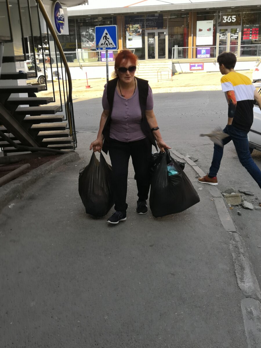 На улицах Тбилиси удивило множество женщин с тяжёлыми сумками в руках ...