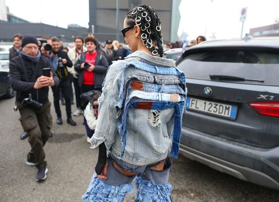 "Место только на помойке! За что все так любят джинсы? С ними же одни ...