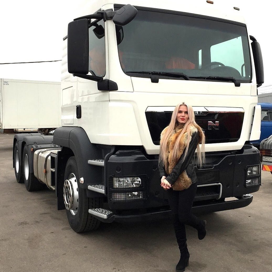 10 идеальных фотографий девушек рядом с грузовиками | Все о грузовиках – Trucksplanet | Дзен