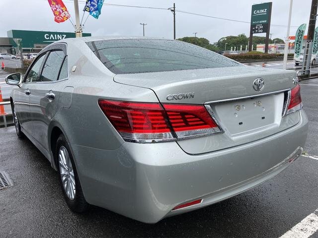 Toyota Crown 220. За что ругают новое поколение премиального седана ...