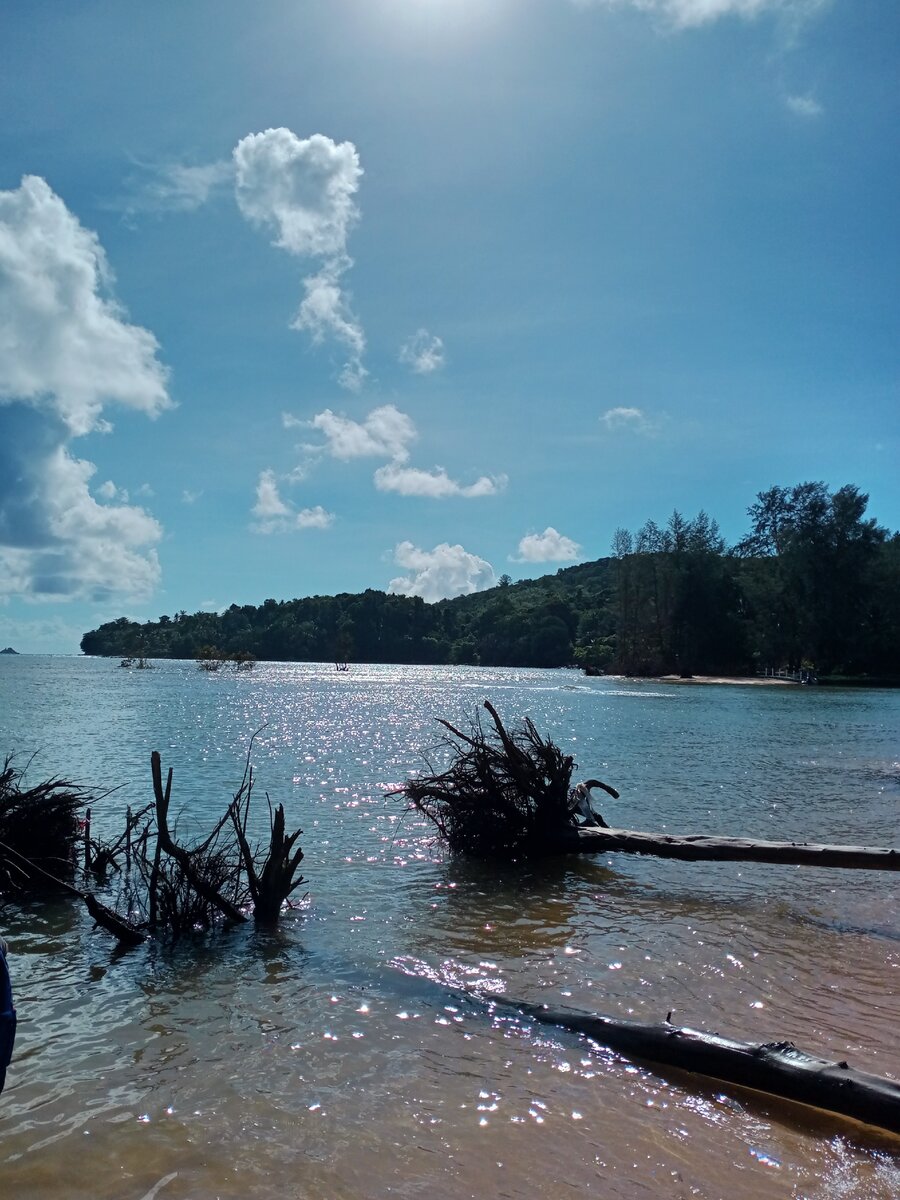 На Пхукете в низкий сезон можно купаться только на 2-х пляжах. Делаю ...
