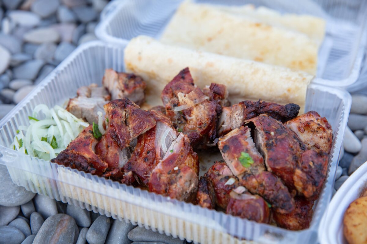 Почему на Кавказе жарят шашлык на шампурах и почти не пользуются ...