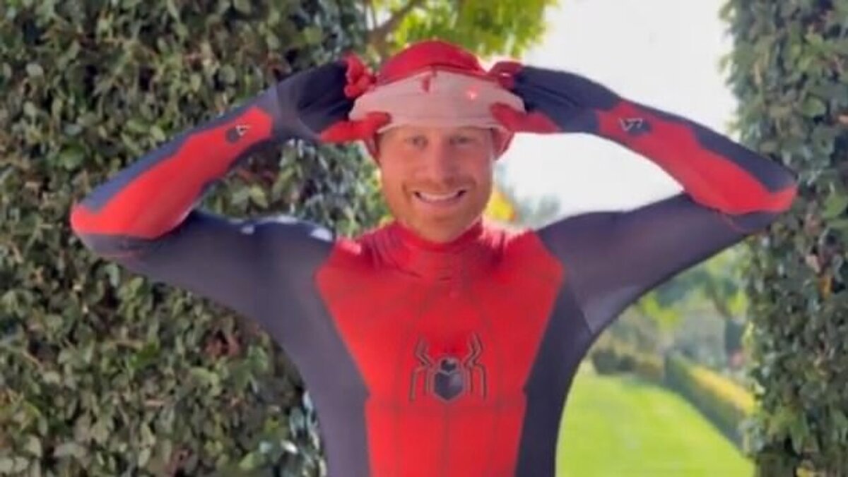 Принц Гарри примерил костюм Человека паука в разгар королевского скандала Дзен