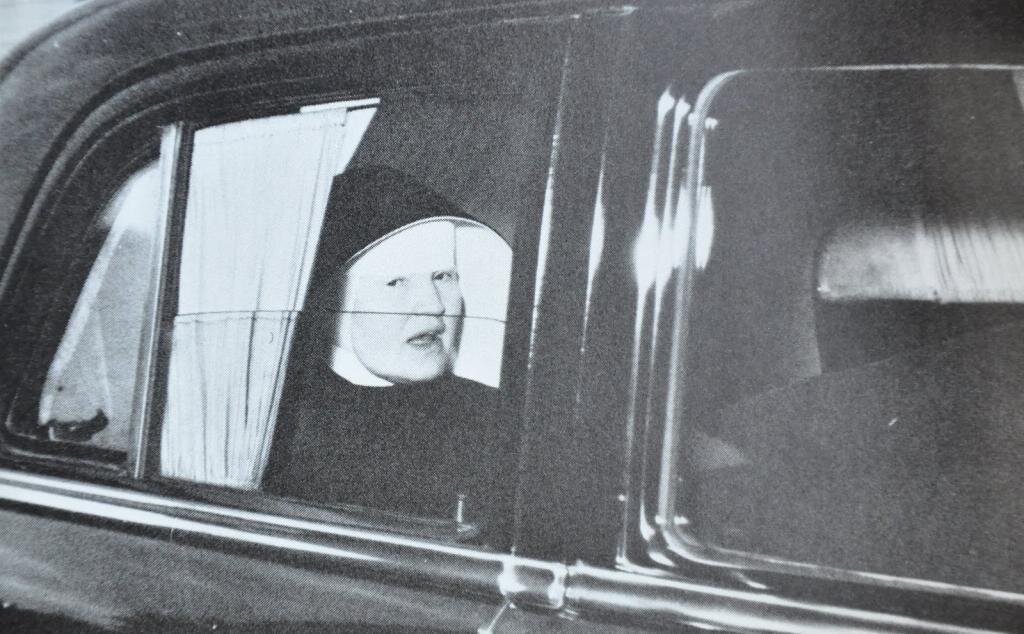 Почему секретаршу Папы Римского называли единственным мужчиной в ...