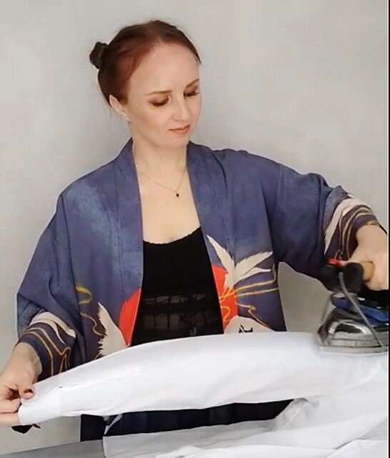 Растянутый ворот футболки дОлжно приглаживать так, только так и никак ...