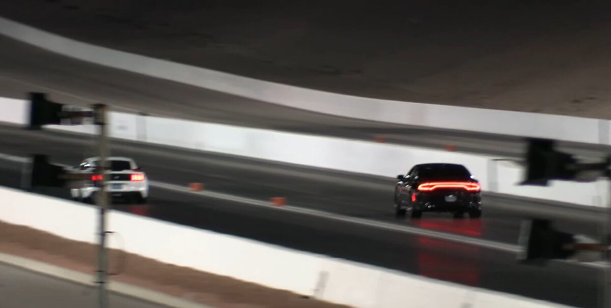 Ford Mustang GT тащит Challenger и Charger Hellcat, кто-то должен был ...
