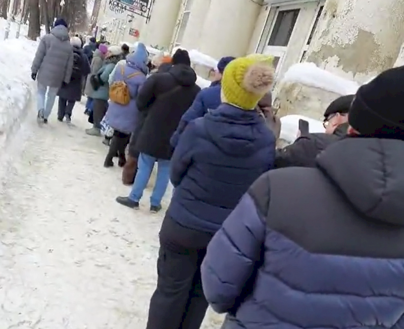 Большая очередь собралась у штаба кандидата в президенты в Екатеринбурге Новости ЕАН Дзен