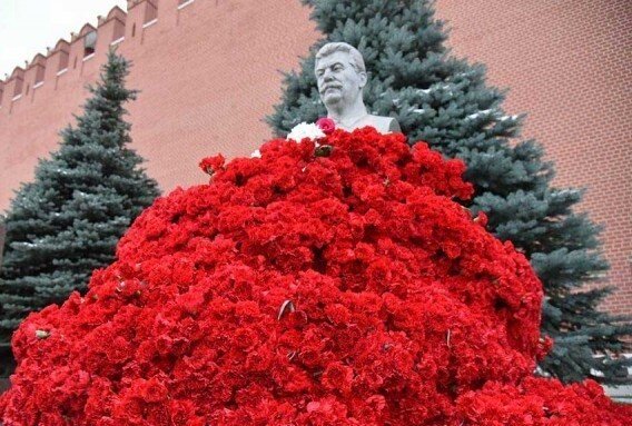 И снова в Кремле не вспомнили о дне памяти Сталина. Зато цветы к могиле ...