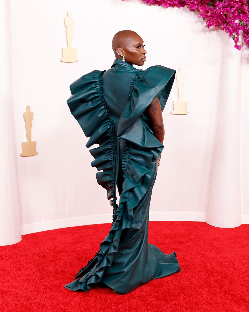 Декольте до пупка и «платье-ящер»: худшие наряды звезд на «Оскаре-2024 ...