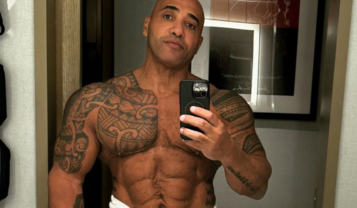 Деннис Джеймс в отличной форме в 57 лет | AMBAL.RU | Дзен