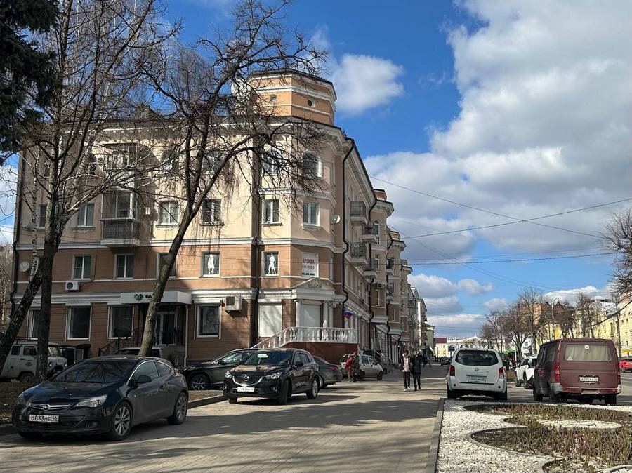 В Курске водители превратили тротуар на улице Ленина в парковку | Друг ...