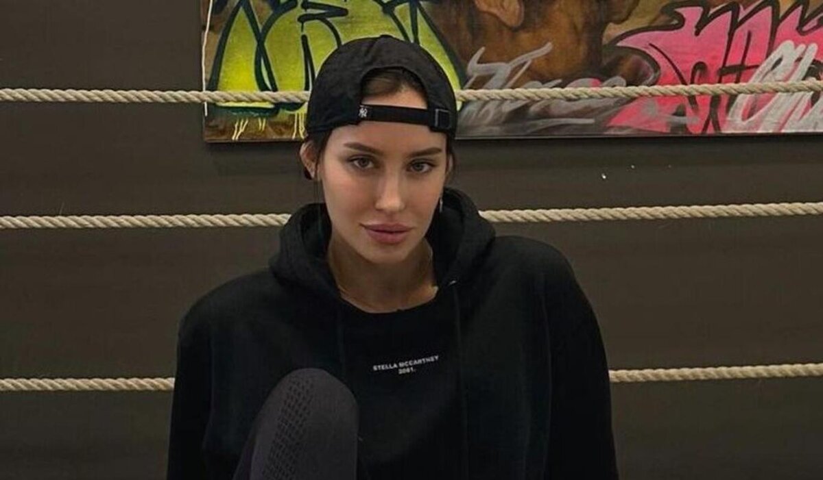 Красивая невеста девушка Тимати наконец то надела белое платье