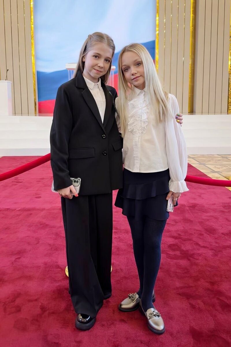 Юные фигуристки Елена Костылева и Валерия Литвинчёва посетили церемонию инаугурации Президента