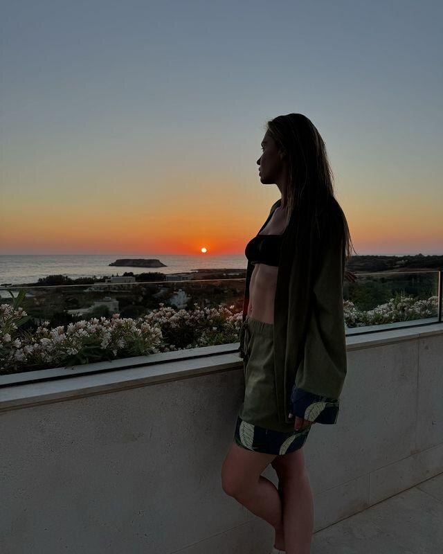 «Прилучные в шоке»: Агата Муцениеце показала роскошное тело на закате | Wday.ru | Дзен