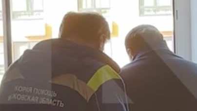 RuNews24.ru | Необычное приземление: мужчина выпал из окна и упал на кондиционер | Дзен