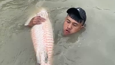 RYBALKA RU | Рыба потащила паренька, схватил трофей не отпускает | Дзен