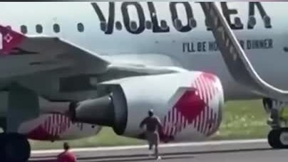 RuNews24.ru | Момент, как мужчину затянуло в работающий двигатель, попал на видео | Дзен