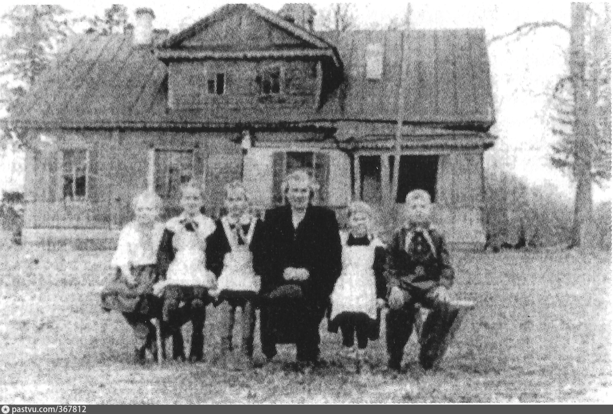 На Пятой Горе каждую ночь поднимается туман и возле усадьбы появляется ...