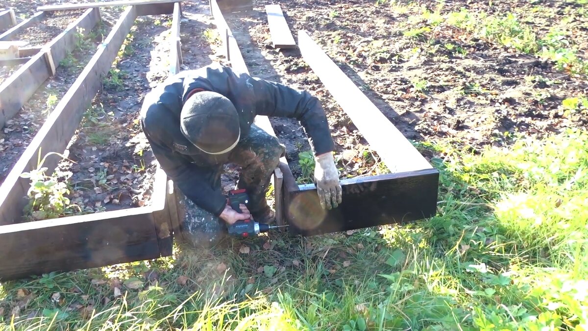 Сделали тропинки из опила между грядок и уже несколько лет не знаем ...
